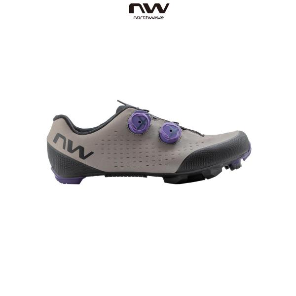 剛性指数12のフルカーボンインサートをペダルエリアに配置した、カーボンXC12ソールTPUインサートをクリート台座周りに配置して高い強度と優れた耐摩耗性を実現Biomapユニボディ構造のアッパーはペダリングのパワーロスを最小化する生体工学に...