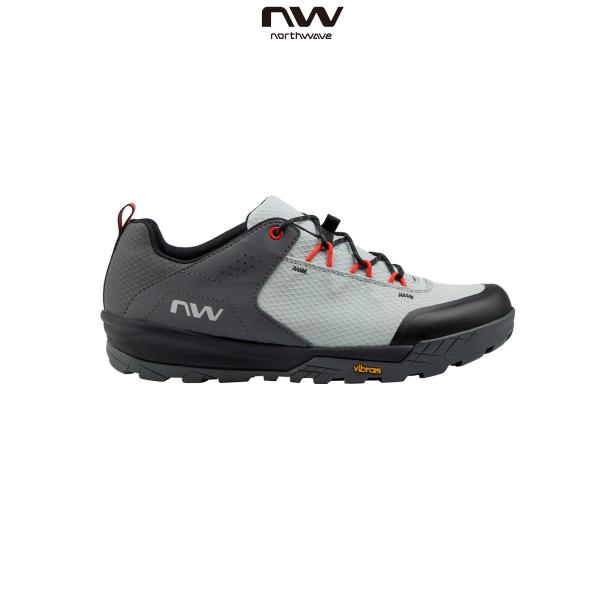 ビブラム社のWolftraxクリップレスソールは、濡れた路面でも乾いた路面でも圧倒的なグリップ力を発揮します。最適化されたソール形状によりクリップイン／アウトが容易。EVAミッドソールを使用することで軽量化と衝撃吸収性を高め、足に優しい設計...