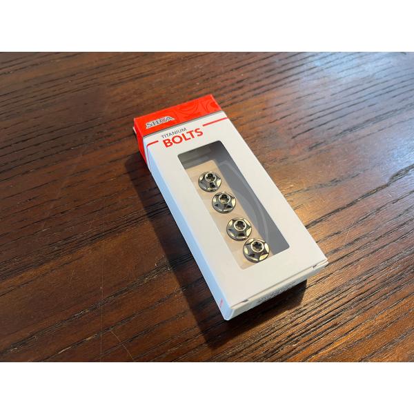 新生SILCAが拠点を構えるアメリカインディアナポリスはロールスロイスのジェットエンジンファンが生まれる地。そこで生産に使われるチタンレーザー溶接を採用したSICUROはSILCAを代表する製品となりました。そんな最高のボトルケージを固定す...