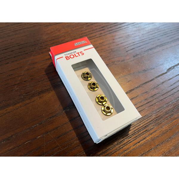 新生SILCAが拠点を構えるアメリカインディアナポリスはロールスロイスのジェットエンジンファンが生まれる地。そこで生産に使われるチタンレーザー溶接を採用したSICUROはSILCAを代表する製品となりました。そんな最高のボトルケージを固定す...