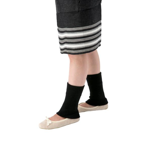 発熱足首ウォーマーカラー：ブラック（黒）サイズ：フリー（約20cm丈）日本製吸湿発熱するニットの二重編みで強力蓄熱。脂肪が少なくて冷気にさらされやすい足首を「発熱素材」と「二重編み」で重点的に暖める。足首が冷えると血流が滞って足先も冷たくな...