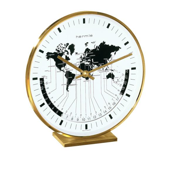 ドイツ製 置き時計。ゴールドのケースが上品でスタイリッシュなデザイン。文字盤には世界地図がデザインされており各都市の時刻がわかります。サイズ：19cm×18cm×6.5cm材料：無垢真鍮ムーブメント：クォーツ※こちらの商品は海外メーカーより...