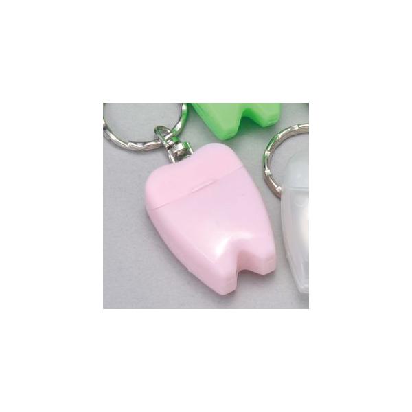 デンタルフロスがキーホルダーになりました♪携帯にも便利！本体サイズ：W26×D16×H38ｍｍフロス長さ：10ｍワックス付き【関連商品】歯型デンタルフロス キーホルダー ホワイト歯型デンタルフロス キーホルダー ブルー歯型デンタルフロス キ...