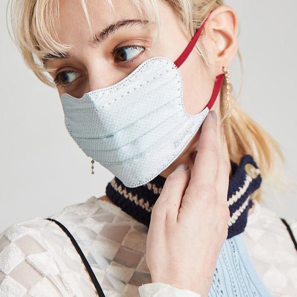 【For Ladies' &amp; Men's サイズ】アクセントカラーのバーガンディレッドで着こなしを格上げお出かけ時のオシャレをワンランクアップさせます◇ ゆるやか小顔カーブのフェイスライン◇ マスクケースとして何度も使えるおしゃれな...