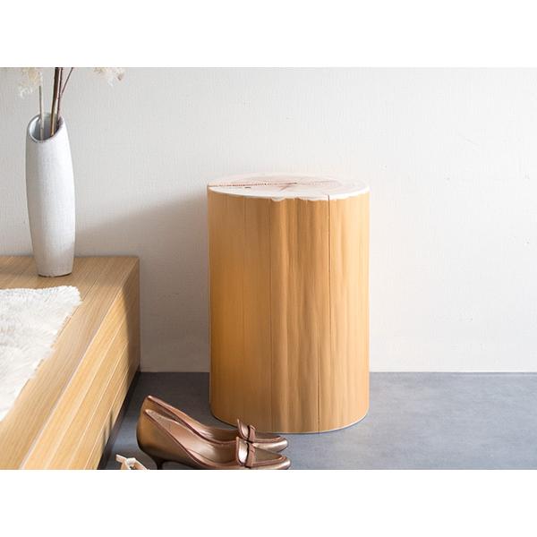 ※当商品は代金引換をご利用頂く事が出来ません。買い物かごのお支払方法にて代金引換をお選び頂かない様お願い申し上げます。自然の温もりを感じる吉野杉の磨き丸太スツール吉野の豊かな森から間伐された杉を、奈良の冬の伝統工芸磨き丸太に仕上げた多目的丸...