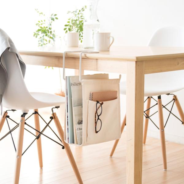 ※当商品は代金引換をご利用頂く事が出来ません。買い物かごのお支払方法にて代金引換をお選び頂かない様お願い申し上げます。新聞や雑誌をテーブル下に収納できる布製ハンギングラック■こちらの商品のお色は【ホワイト】になります。■テーブルに引っ掛ける...