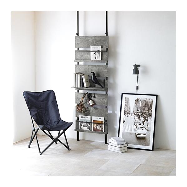 ※当商品は代金引換をご利用頂く事が出来ません。買い物かごのお支払方法にて代金引換をお選び頂かない様お願い申し上げます。本の表紙をディスプレイできるマガジンラック付きの突っ張り式収納です。棚やフックも付いているのでお好みのレイアウトで使用可能...