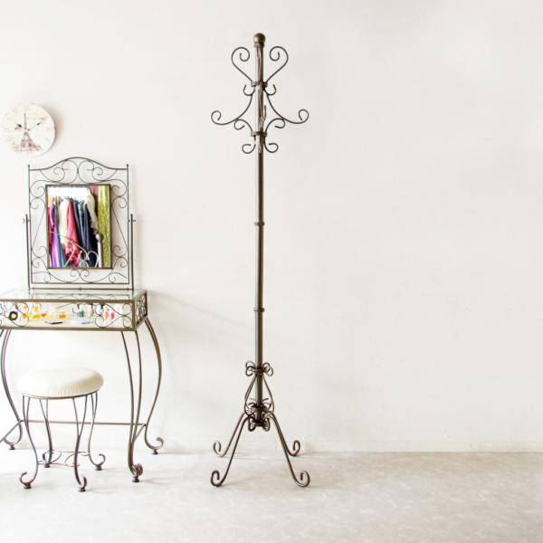 ※当商品は代金引換をご利用頂く事が出来ません。買い物かごのお支払方法にて代金引換をお選び頂かない様お願い申し上げます。魅せる収納を楽しむ、存在感のあるデザインポールハンガー■お気に入りの衣類をスッキリ収納散らかりがちなアクセサリーやストール...