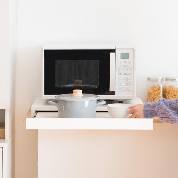 ※当商品は代金引換をご利用頂く事が出来ません。買い物かごのお支払方法にて代金引換をお選び頂かない様お願い申し上げます。レンジや家電の下に置くだけで作業スペースが作れるレンジ下トレー『Avenir（アベニール）』トレーに調理器具や料理がサッと...