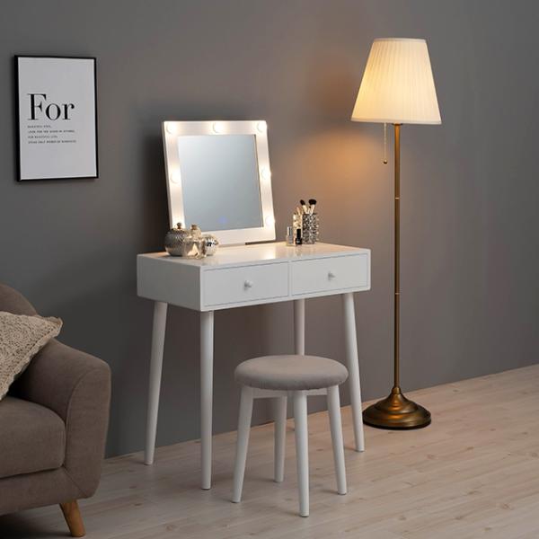 ※当商品は代金引換をご利用頂く事が出来ません。買い物かごのお支払方法にて代金引換をお選び頂かない様お願い申し上げます。LEDの女優ライト付きのドレッサー。使う人を選ばないシンプルなデザインで、ベロア調クッションのスツール付。■気分が上がる女...