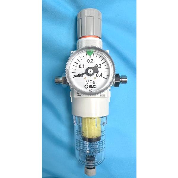 オイルミスト・オイル混合水・水・ホコリなどを除去 オイル式コンプレッサーの強い味方 ０〜０．４Mpaレンジ圧力メーターですのでメーターが 見やすく調整が楽です。 ※エアー入力の最大圧力は１Mpaですが ０．４Mpa以上のエアー入力がある場合...