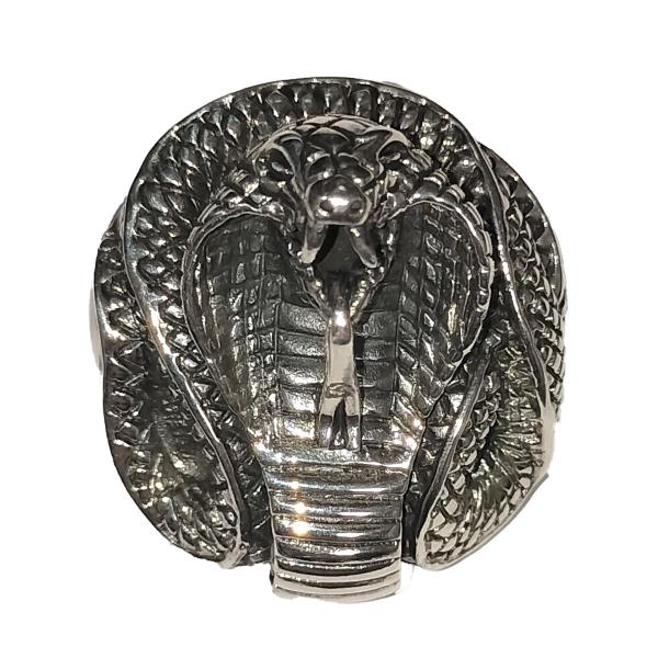 圧倒的な存在感。躍動するコブラの造形美。熟練の技術で細部まで作り込まれた、シルバー925製のコブラコンチョです。今にも飛びかからんとするコブラの鎌首を立体的に表現。鱗の一枚一枚やフードの質感、鋭い牙まで精密に彫り込まれており、シルバー特有の...