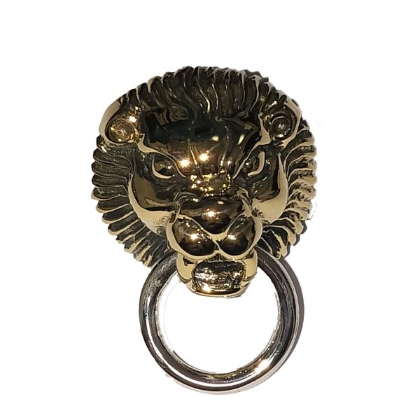 作品に“重厚な存在感”を与える、ライオンモチーフのドロップハンドル。細部まで作り込まれた立体的な造形により、シンプルなウォレットでも一気に印象が変わります。本体は真鍮製、リング部分にはシルバーを採用。異なる金属のコントラストが、無骨さと高級...