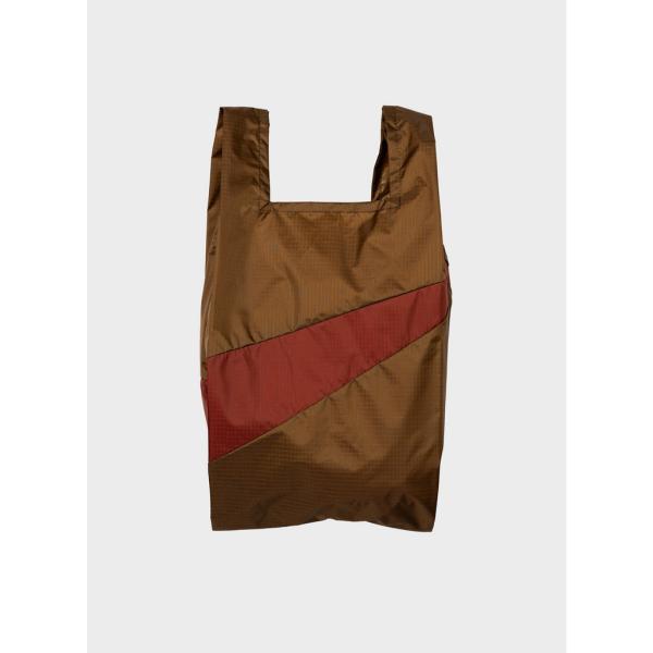 シンプルでありながら、驚くほどの収容力を発揮するアイコニックなデザイン。従来のビニール袋を無力化し、持続可能な社会への一歩となる The New Shopping Bag は、その唯一無二の存在感と、機能性で他のどんなバッグも凌駕します。い...