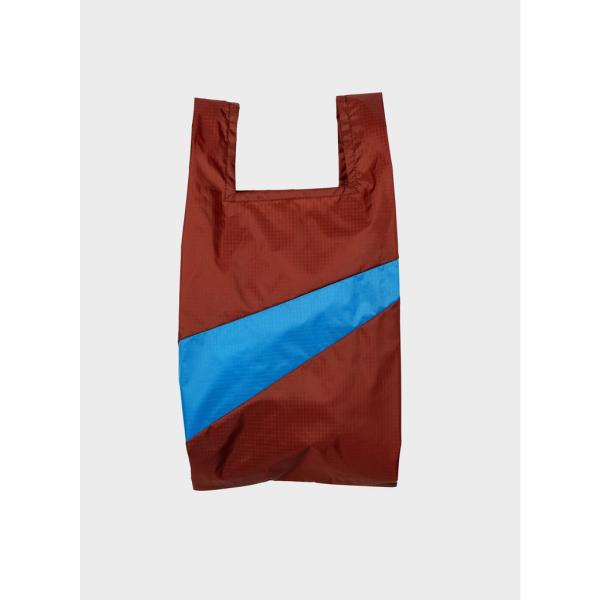 シンプルでありながら、驚くほどの収容力を発揮するアイコニックなデザイン。従来のビニール袋を無力化し、持続可能な社会への一歩となる The New Shopping Bag は、その唯一無二の存在感と、機能性で他のどんなバッグも凌駕します。い...
