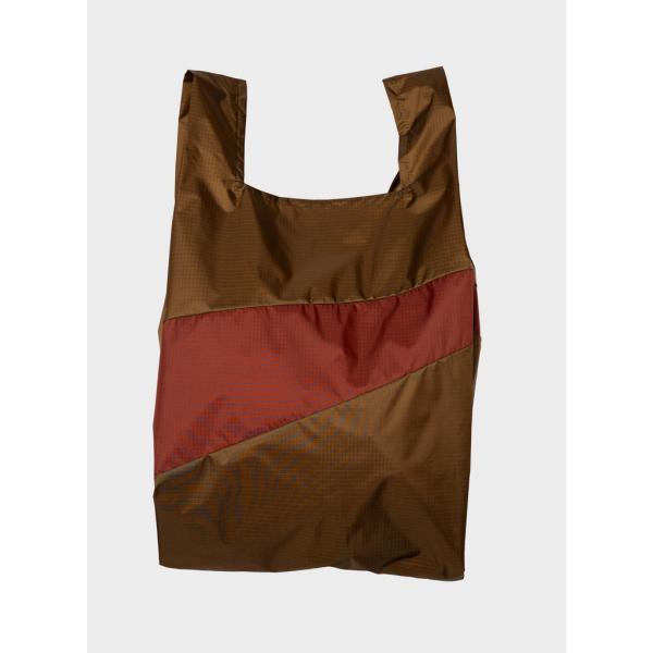 シンプルでありながら、驚くほどの収容力を発揮するアイコニックなデザイン。従来のビニール袋を無力化し、持続可能な社会への一歩となる The New Shopping Bag は、その唯一無二の存在感と、機能性で他のどんなバッグも凌駕します。い...