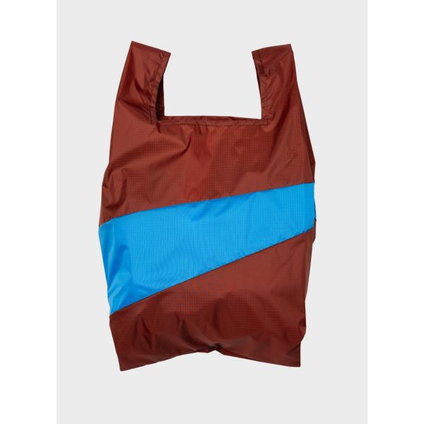 シンプルでありながら、驚くほどの収容力を発揮するアイコニックなデザイン。従来のビニール袋を無力化し、持続可能な社会への一歩となる The New Shopping Bag は、その唯一無二の存在感と、機能性で他のどんなバッグも凌駕します。い...