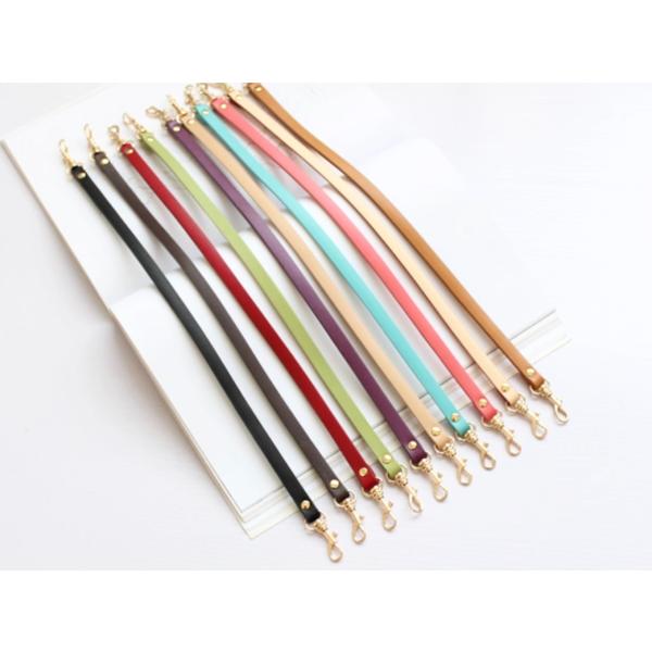 【発売日：2020年01月23日】素材：合成革耐久性に優れた本革２層構造。表面には化粧膜を施し、美しい仕上がりになっています。サイズ：長さ：42cm　幅：0.9cm　厚さ：2mmナスカン色：ゴールド