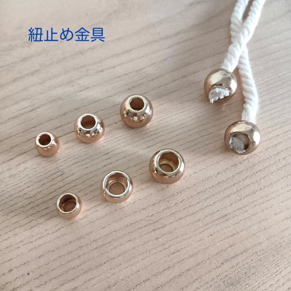 【発売日：2025年06月24日】紐止め金具  ループエンド数量：2個素材：合金カラー：ゴールド※準備が整い次第発送しますので、日付指定はできません。※送料について※メール便(200円)、3,980円以上ご購入する場合、送料無料です。尚、他...