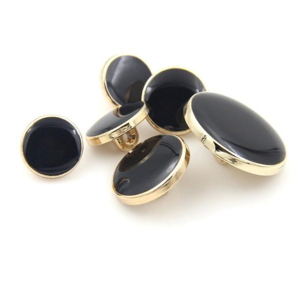 【発売日：2019年11月23日】樹脂製ボタンサイズ： 9m 11mm 13mm 15mm 20mm 22mm 25mm素材　：樹脂製＆合金カラー：ゴールド＆ブラック 内容：１個入中国製樹脂と合金を使って加工し作られたボタンです。ハンドメイ...