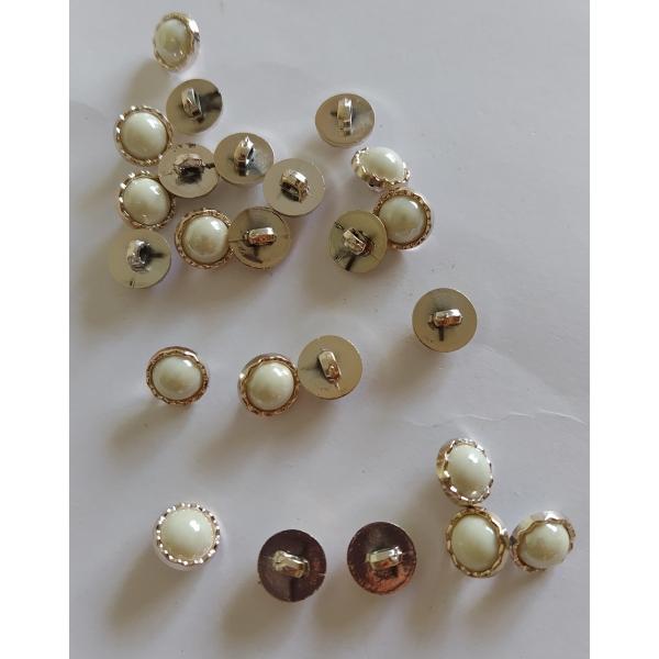 【発売日：2024年03月19日】樹脂製ボタンサイズ：12.5mm素材　：樹脂製カラー：ゴールド＆オフホワイト内容：１個入中国製樹脂を使って加工し作られたボタンです。ハンドメイド（手作り、手芸、釦の付け替え）などにいかがでしょうか。