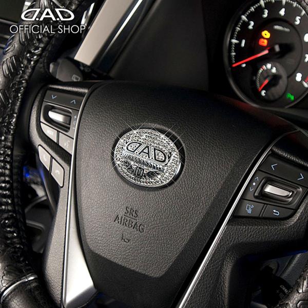 D.A.D ラグジュアリー ステアリングブローチ【SA979】GARSON ギャルソン DAD■対応車種：トヨタ・ダイハツ※対応車種はメーカーホームページにて掲載しております。ご購入の際、ご参考にご確認下さい。■純正ロゴ寸法サイズ：W65m...