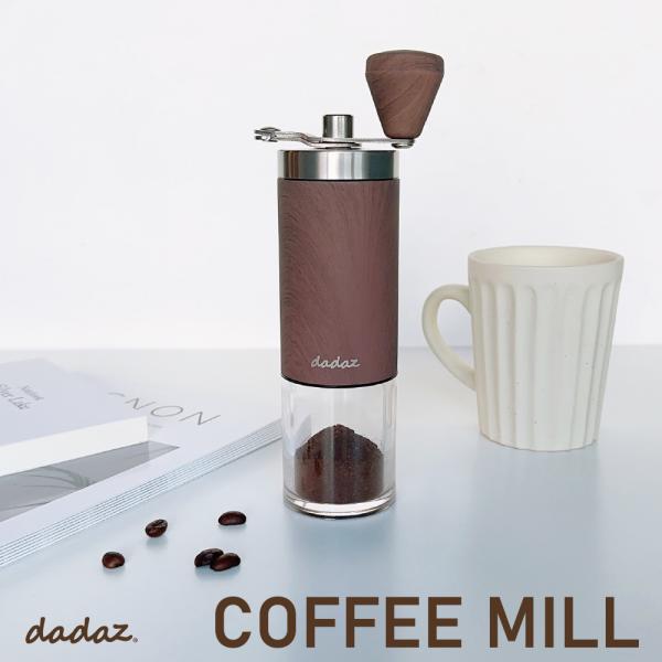 【商品名】手動式コーヒーミル&lt;セット内容&gt;コーヒーミル本体/お手入れ用ブラシ/専用巾着袋&lt;仕様&gt;本体重量：約300g本体サイズ：約 W125＊H173＊D52mm（収納時：W75＊H173＊D52mm）適応量：コーヒ...