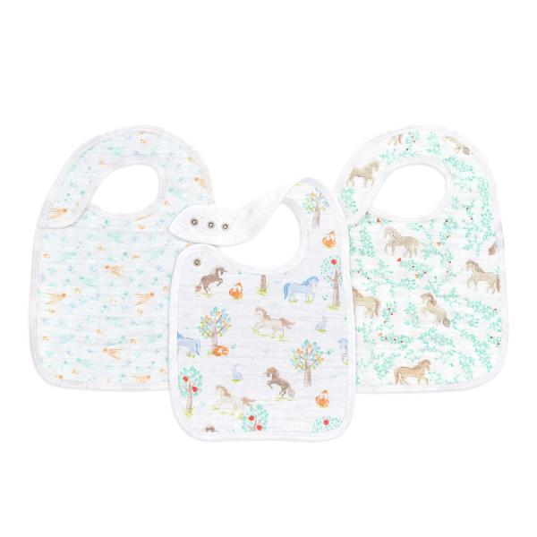 aden+anais（エイデンアンドアネイ）のコットンモスリン素材で作られたスナップビブ。通気のよい柔らかい生地が赤ちゃんのお肌を優しく包みます。大判サイズなのでよだれや食べこぼしをしっかりキャッチし、ダブルガーゼ3層構造で適度な厚みと吸水...