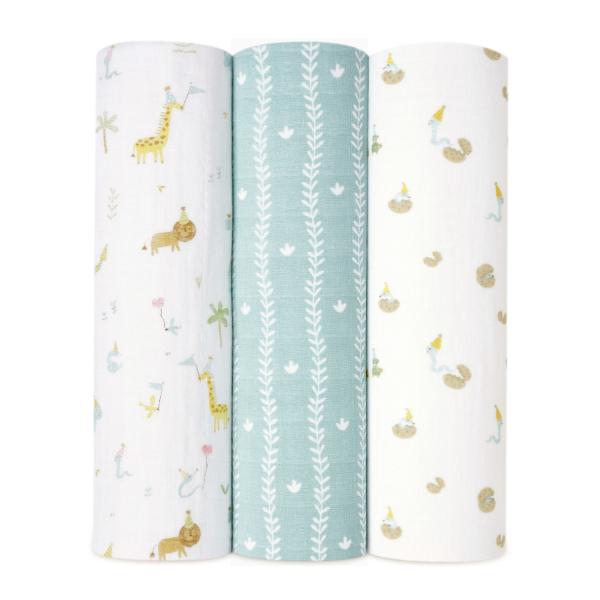 aden + anais（エイデンアンドアネイ）を代表するコットンモスリン素材で作られたスワドル。実用的な3枚セットで、毎日の育児に欠かせないアイテムです。コットンモスリンは、伝統的におくるみとして愛用されてきた通気の良い素材。細やかな織り...