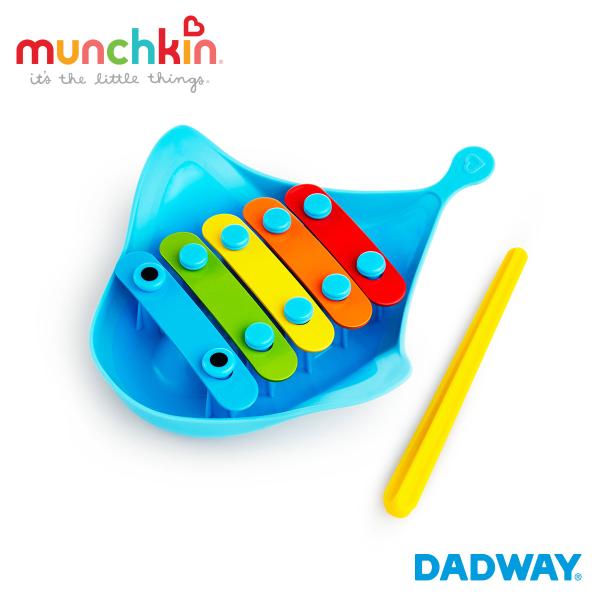 お風呂でもお部屋でも遊べるエイのシロフォン。 <br>カラフルなシロフォンは目でも耳でも楽しめて、感性や好奇心を育みます。 ぷかぷか湯船に浮かべぶのもポイント。目・耳・手を使って演奏することで創造性を豊かにします。