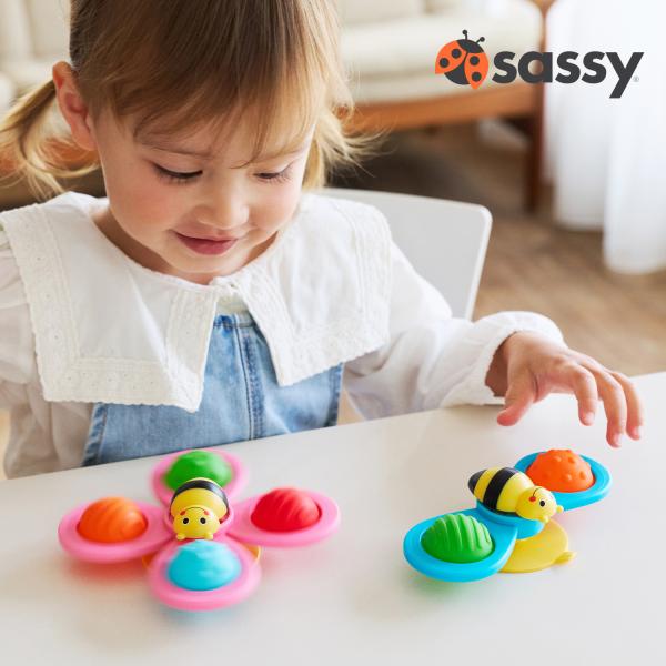 くるくる回して、ぽこぽこ押して赤ちゃんの好奇心と指先を育む、２種類のみつばちがセットになったスピナー。テーブルやミラー、窓ガラスやお風呂の壁などにつけて、指でくるくる回したり、羽のぽこぽこを押して遊びましょう。軽い力で回せるので、小さなお子...