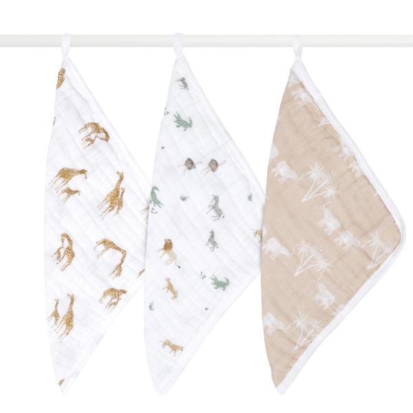 GOTS認証*のオーガニックコットン100％を原料につくられたウォッシュクロス。ダブルガーゼ3層構造で適度な厚みがあり、柔らかな使い心地です。大きめサイズなので、お口拭きや沐浴布など多用途に使えます。ループ付きで入園グッズとしても便利。