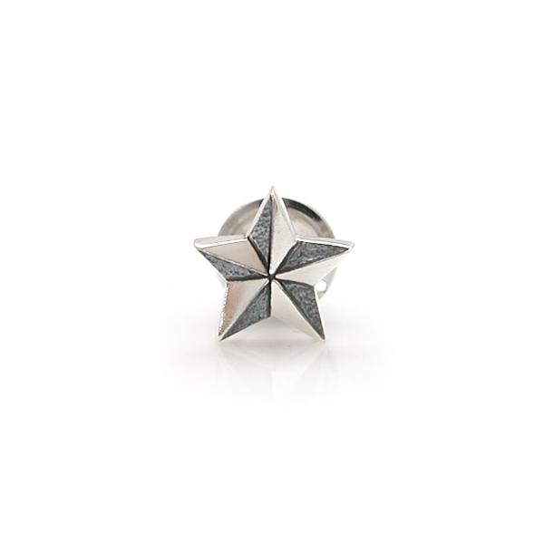 大人気モチーフの星が、ラペルピンになって登場。立体的に作られた一粒の星は、それぞれにマット仕上げのシルバー部分と、ブラックに加工されたイブシ部分とがあり、コントラストが美しい！スーツやジャケットのワンポイントとしてはもちろん、カジュアルファ...