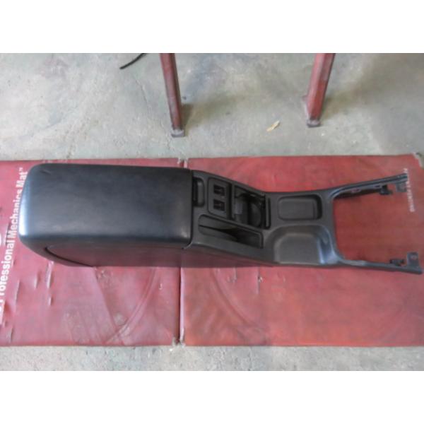 【発売日：2025年02月10日】ご覧いただき誠にありがとうございます。SUBARU　スバル　BE5　レガシィ　B4　RSK　D型　5速MT　純正　センター　コンソール　肘掛け　中古品中古品になります。走行距離12万キロから取り外しました。...