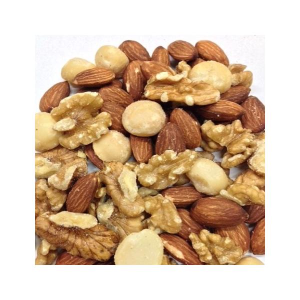 (1)一番人気の生くるみ(2)不動の人気　素焼きアーモンド(3)ナッツの王様　ローストマカダミアナッツ配合比率は確定比率ではなく、おおよそですがクルミ40％.素焼きアーモンド50％.マカダミアナッツ10％です。原材料　くるみ(アメリカ).ア...