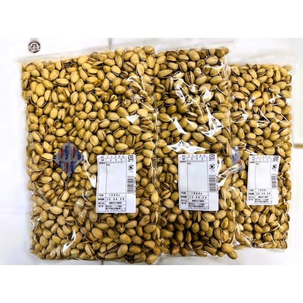 ナッツの定番商品。アイボリー色の殻に包まれたピスタチオは、鮮やかな緑色の実を持つことから『緑の宝石』（エメラルドジェム）と呼ばれ、美しさとおいしさを兼ね備えた気品のあるナッツとして親しまれています。神戸にて加工、味付けには「赤穂の天然塩」を...