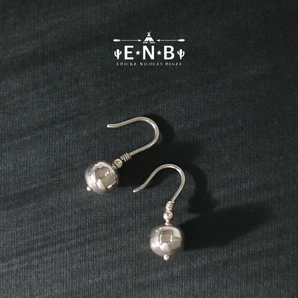 ■耳元に上品なアクセントをERICKA NICOLAS BEGAYより、シックなシルバーパールをモチーフにしたシンプルなピアスが登場。直径1cmのナバホパールを使用し、洗練されたデザインで仕上げた逸品。一般的なパールアクセサリーほどかしこま...