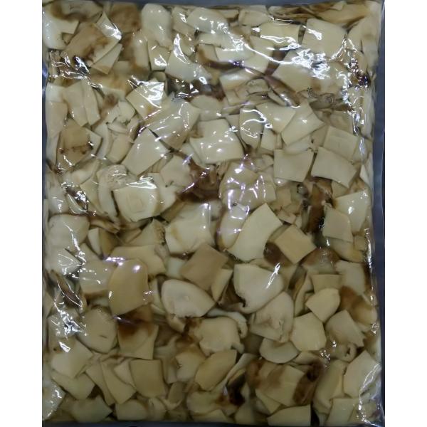 松茸を２〜３ｃｍ程度にスライスして水煮にした商品です。そのままご使用いただけます。なお、酸化防止のためビタミンＣを添加しておりますので、軽く濯いでからご使用ください。保存料は使用しておりません。秋の味覚の王様、プロが認める『松茸』をご家庭で...