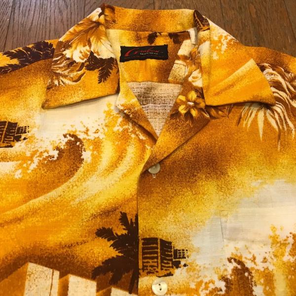 ■カラー：イエロー、オレンジ系■サイズ：表示 M（肩幅42cｍ、身幅50ｃｍ、着丈70ｃｍ、袖丈23.5ｃｍ）多少の誤差はご了承ください。 ■素材：コットン100％ ■原産国：表記はありませんが日本製だと思われます。■コンディション：古着並...