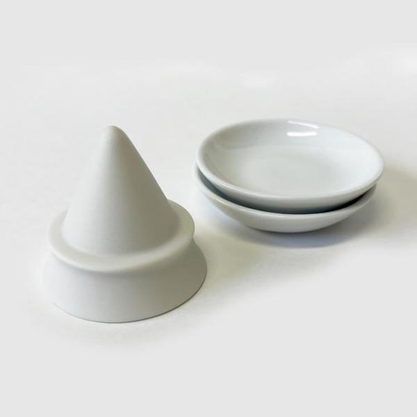 こだわりの神具。陶器製で水洗いも簡単。手軽にキレイな盛塩を作る事ができます。便利な小皿2枚つきのお得なセット。神棚はもちろん玄関や水回りなど気になる場所に設置できます【商品詳細】●材質：陶器　生産地：日本　塩盛器(1ヶ入)●白皿2寸(2枚入...