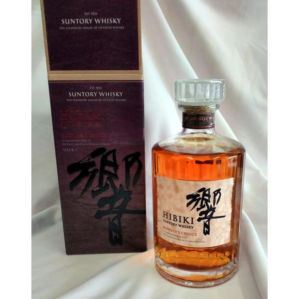 幅広い酒齢の原酒を厳選し、匠の技で繊細なブレンド。奥深く甘やかな味わいと、華やかでやわらかい香り。ワイン樽後熟原酒に由来する甘やかさ。豊かなウッディネスと奥深くまろやかな熟成香。ほのかな苦さを擁する余韻がやさしく続きます。