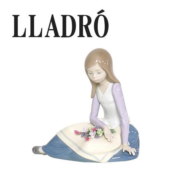 ブーケを持ち、何かを考えているかのような表情の少女。少女が持つ野生の花々のディティールも目を惹きます。◆アイテム：あなたを待ちながら（モデルNo.：1009221）◆サイズ（約）：幅：（最大）16cm / 高さ：17cm / 奥行き：11c...
