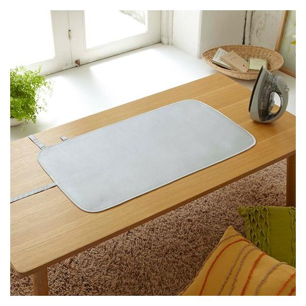 アイロン台が欲しいけど、収納する場所もないし、置くスペースも・・・。そんな方にオススメ！くるくる丸めてコンパクトに♪サッとアイロン掛けが出来るのがとっても嬉しい！面ファスナーで留めるだけの簡単構造だから、出張や旅行にもオススメ♪◆アイテム：...