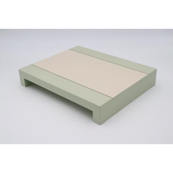 【発売日：2022年10月11日】２色使いの、オシャレな台座です。フィギュアや人形、お気に入りの物を飾って下さい。フラワースタンドとしてもお使い頂けます。花、花器、人形は付いておりません。本体のみの販売になります。寸法（mm）：330×27...