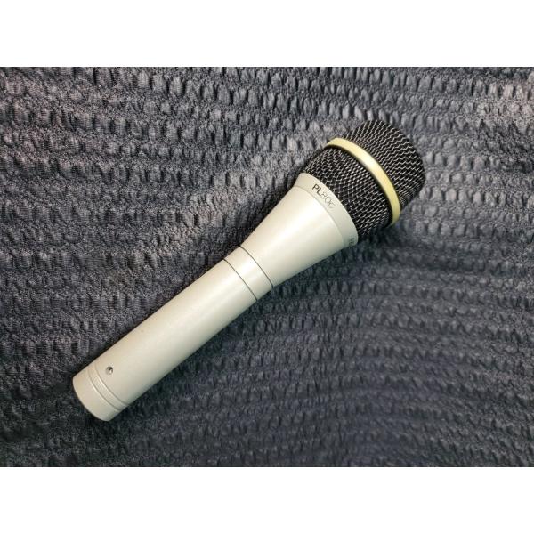 キズ有の中古品ですが動作は問題ございません。 ネオディミウムマグネットを使用することにより高感度を実現し、 ショックマウント構造はハンドリン グノイズの低減に寄与しています。［ スペック ］◆ エレメント  ・ ダイナミック ( N/Dym...