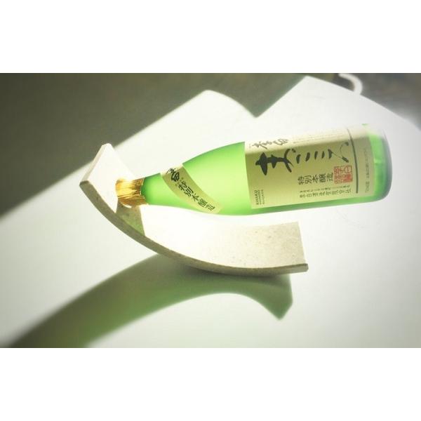 ・材質：アクリル系人工大理石・カラー：白単色、白砂目（0.9cm厚）・サイズ：厚み 0.9cm　幅 7.5cm　弧の長さ(内寸) 27.5cm・商品説明：　人工大理石製のワインスタンドです。　シンプルかつシャープな前衛的なデザインになります...