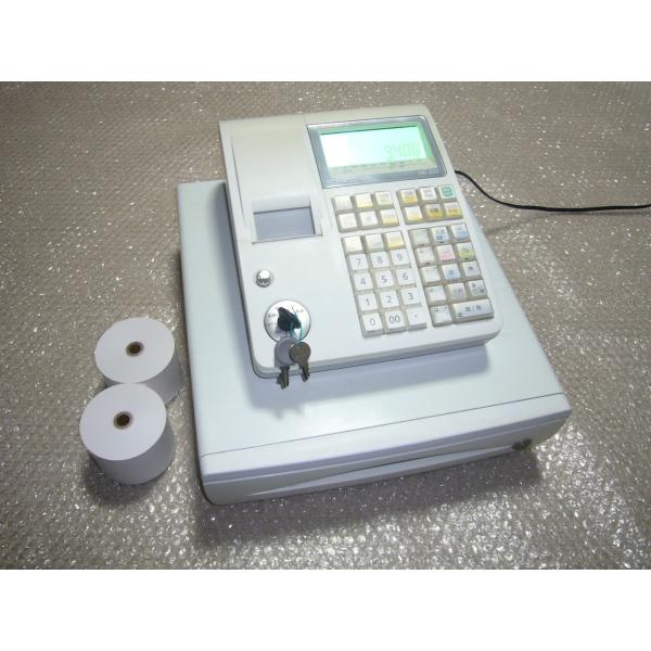 動作確認済みです。本体、PMGキー、OPキー、ドロアーキー、ジャーナル巻き取りホルダー、ロール紙2個付です。クリーニング済みです。ドロアー底面部もクリーニング済みです。設定保存用電池設置済み。商品詳細http://arch.casio.jp...