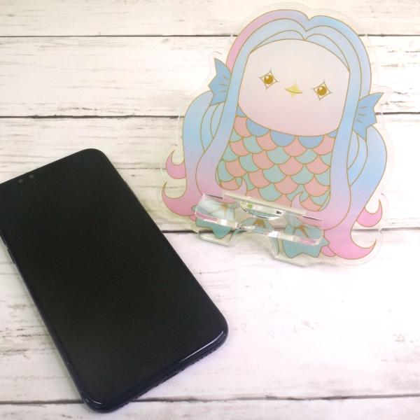 疫病退散 アマビエ アクリルスマホスタンド アマビエ全身【サイズ】　背面 ： 全長12.2cm×幅11.5cm　台座 ： 全長7.5cm×幅6cm【材質】　アクリル【入数】 　1個入り 在宅ワークやテレワーク、職場のデスクで役立つスマホスタ...