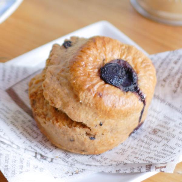 ■原産国：日本、他 ■原材料：薄力粉・卵・バター・甜菜糖・ブルーベリージャム・ブルーベリーエキス・岩塩・ベーキングパウダー■内容量：1個■賞味期限：発送日含め5日■たっぷりのブルーベリーを練りこみ、外はサクッと中はしっとり焼き上げました！ブ...