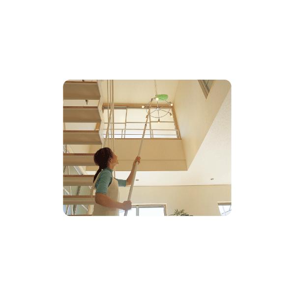 ホコリとり。静電気ハタキ。今まで手の届かなかった高い場所のお掃除に。全長がなんと約4.9ｍの静電ハタキです。今まで届かなかった、吹き抜けの照明器具のお掃除に大活躍。高い壁・天井についたホコリやクモの巣を取ることもできます。柄を外せばハンディ...